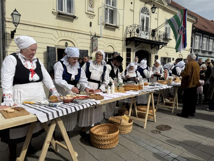 Povratak domaćem kukuruznom kruhu i starinskim plavim lajbekima ...